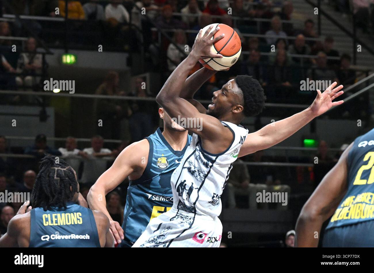 24 September 2025, Bremen: Basketball: BBL Cup, Eisbären Bremerhaven ...