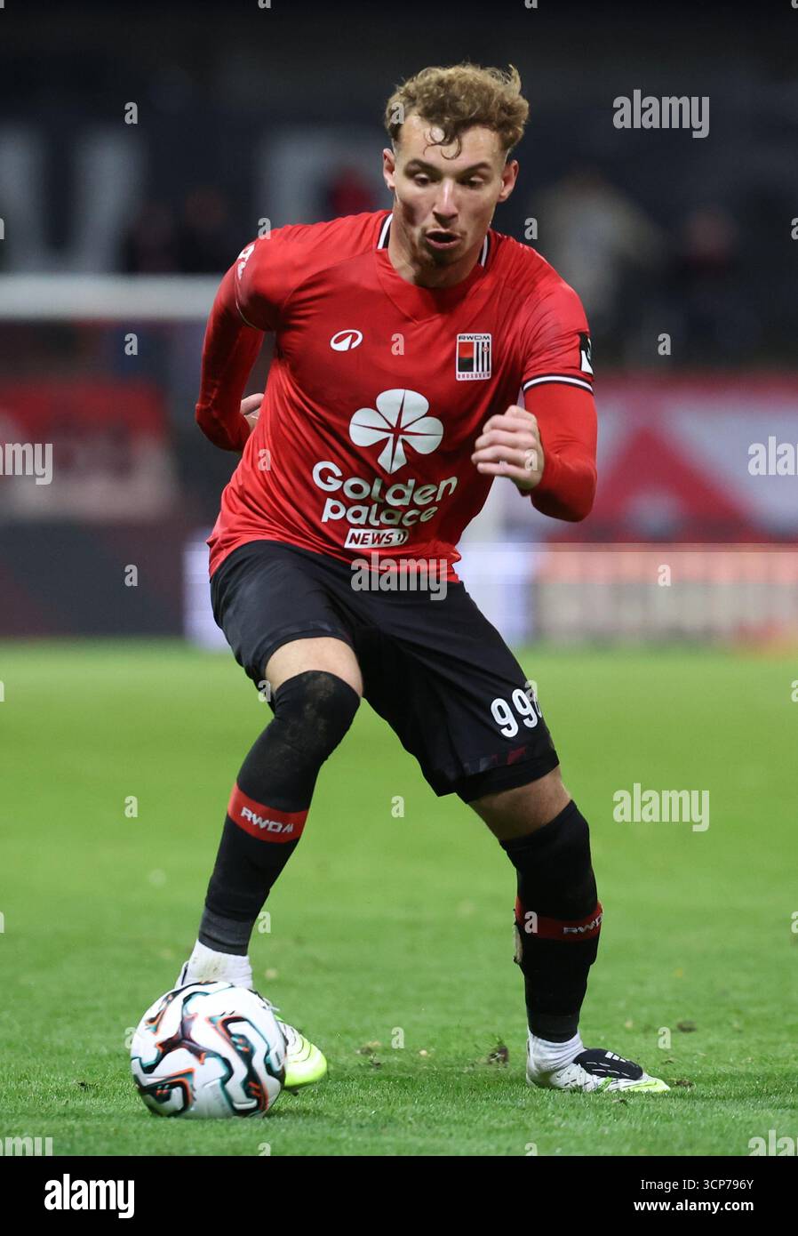 Rwdm's Tibo Persyn pictured in action during a soccer game between RWDM ...