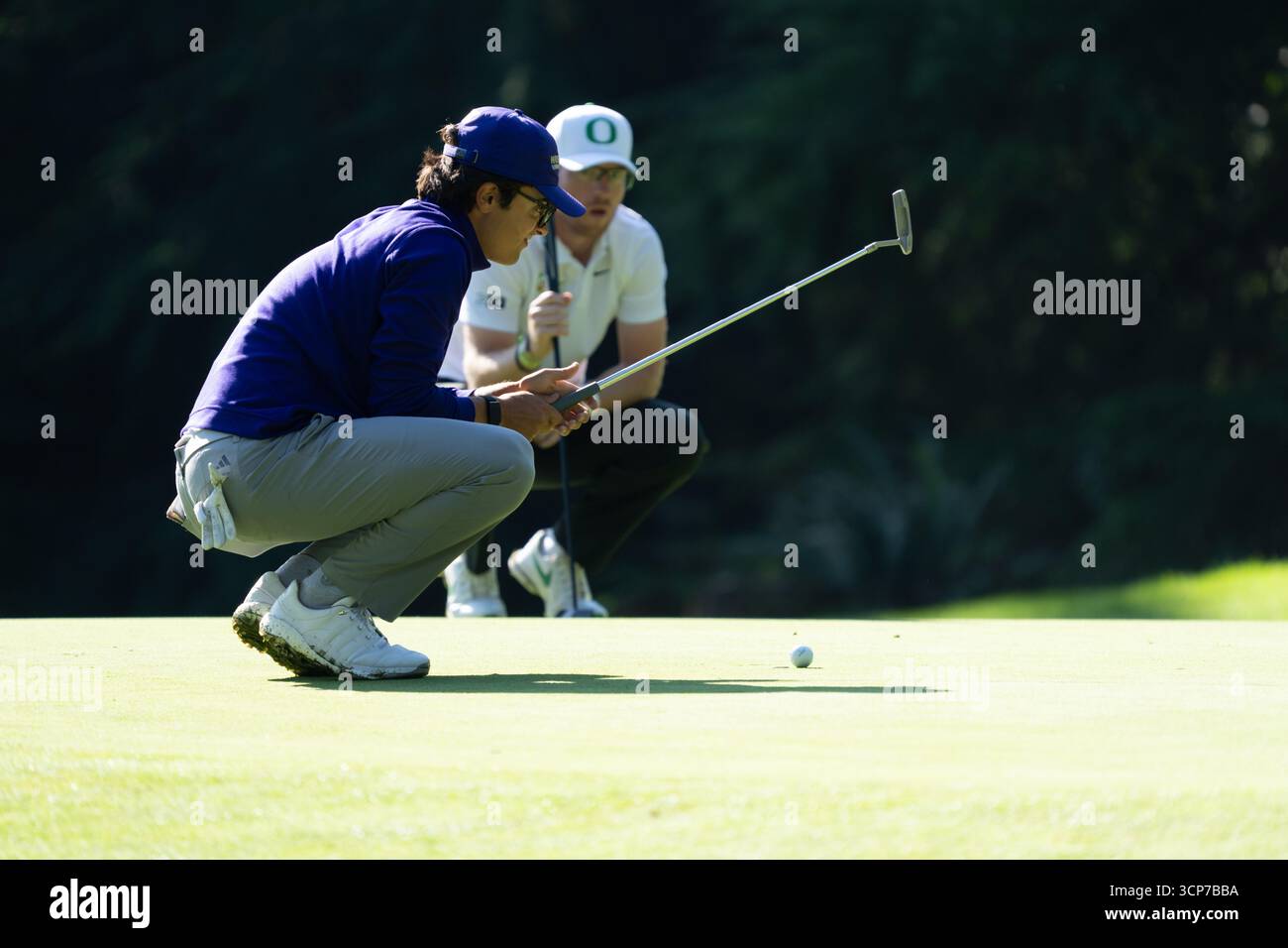 Washington's Jacob Goode, left, and Oregon's Jay Gould-Healy line up ...