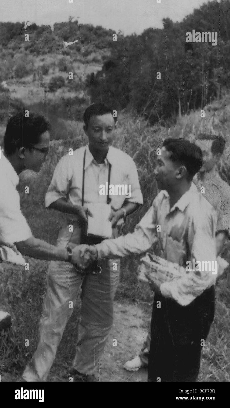 Propaganda chief Malayan Communist party Shakes hands pressman klian In ...