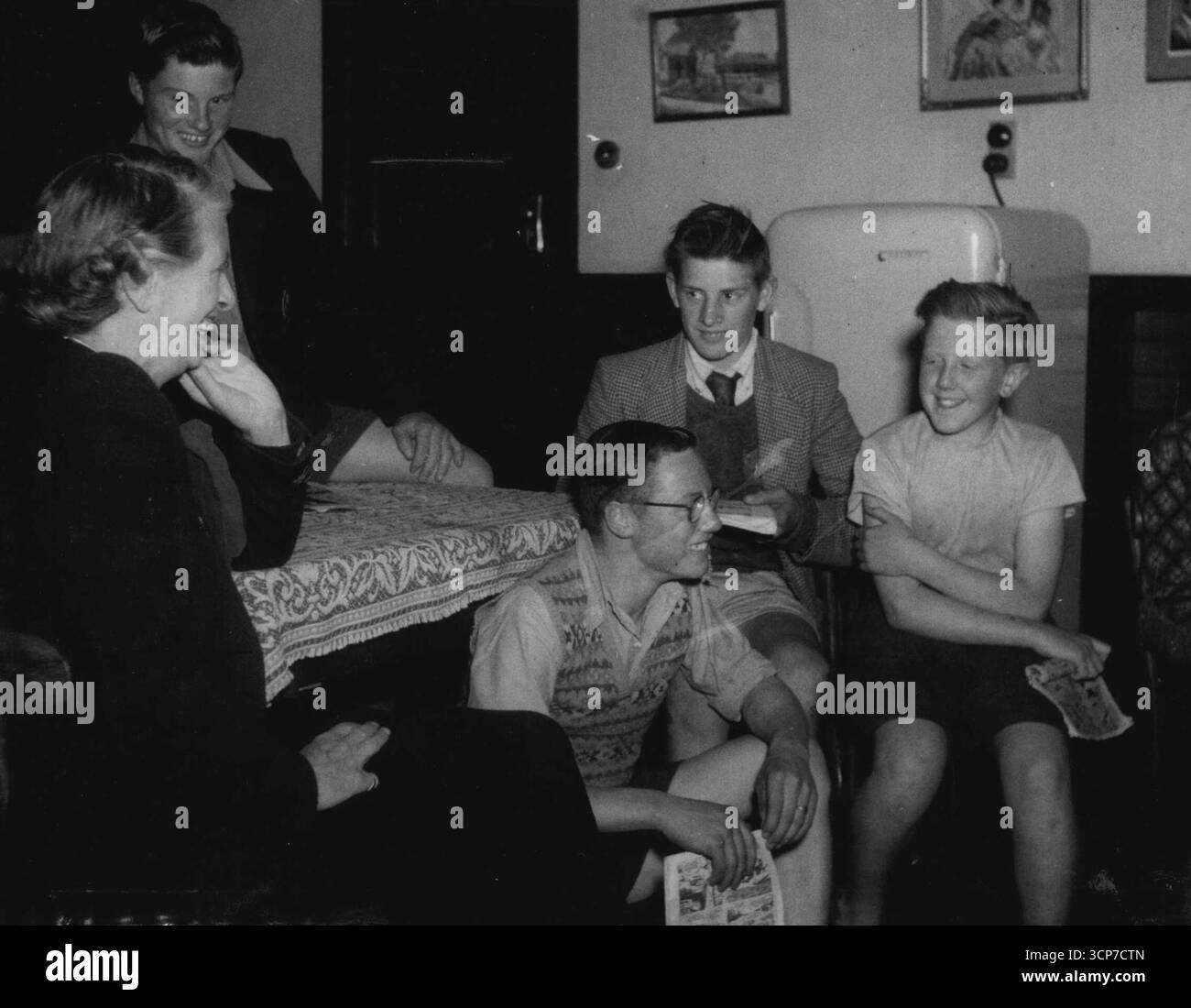 Cottage mother family sit hi-res stock photography and images - Alamy