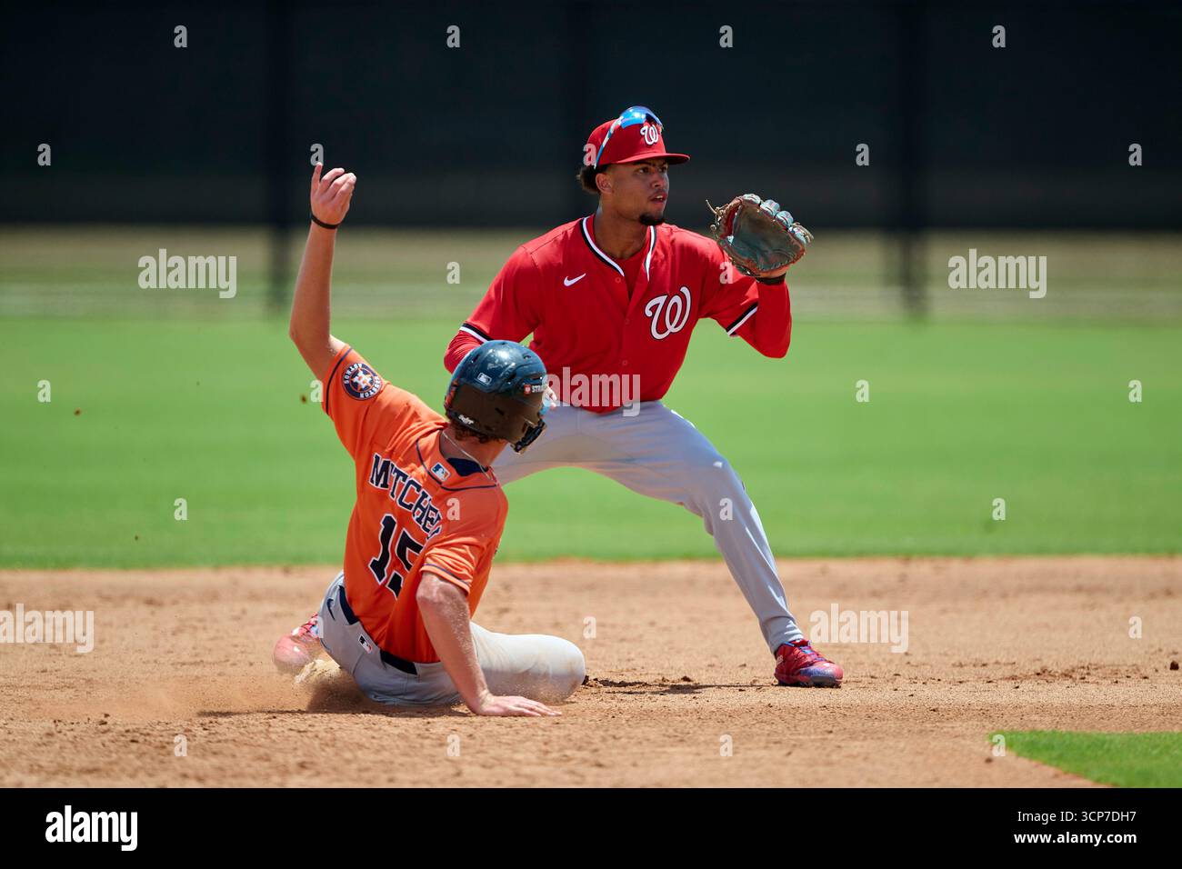 Washington Nationals second baseman Juan Cruz (4) fields a pickoff ...