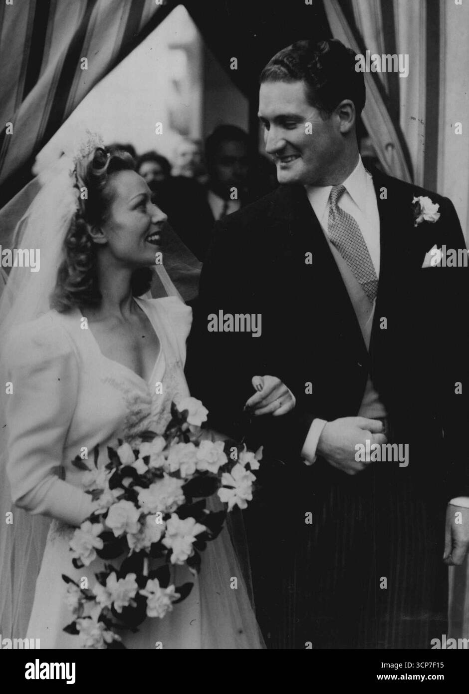 West End Star Weds.Photo show - A happy picture of bride and bridegroom ...