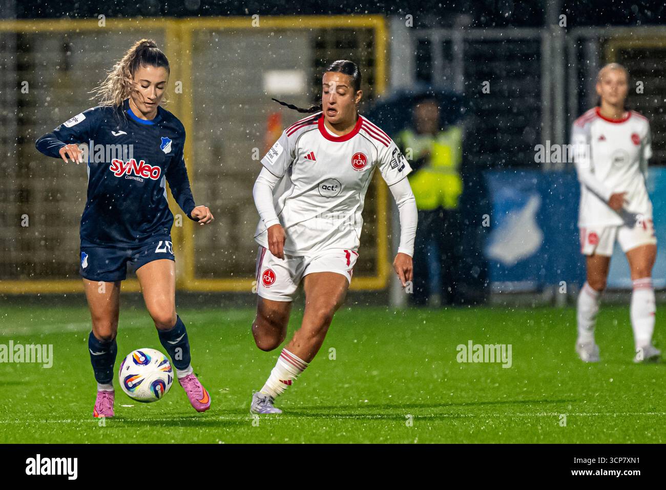 Janna Grimm (26; TSG) im Zweikampf mit Selma Licina (17; FCN) um den ...