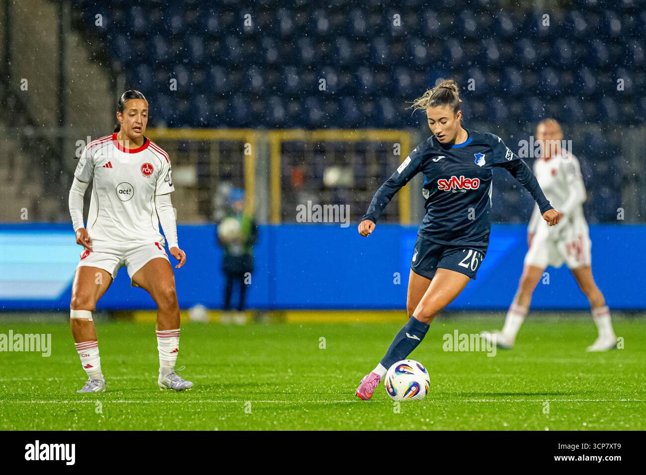 Janna Grimm (26; TSG) mit Ball in Aktion, Selma Licina (17; FCN ...