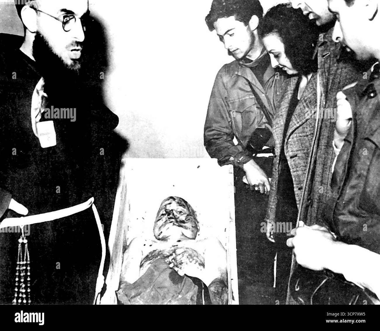 Corpse of benito mussolini hi-res stock photography and images - Alamy