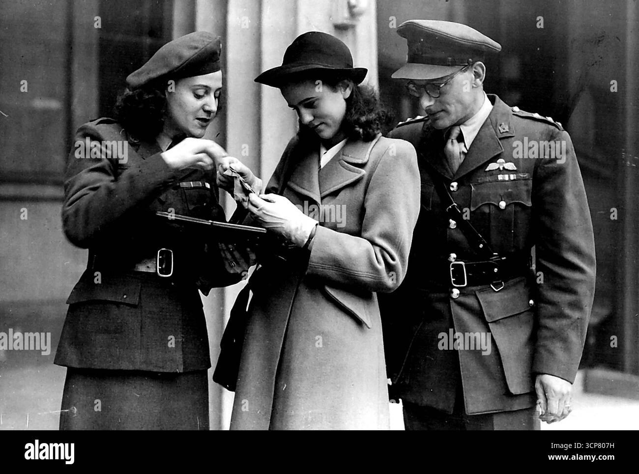 Mrs. Sansom, Tortured by Gestapo, Receives George Cross at Palace ...