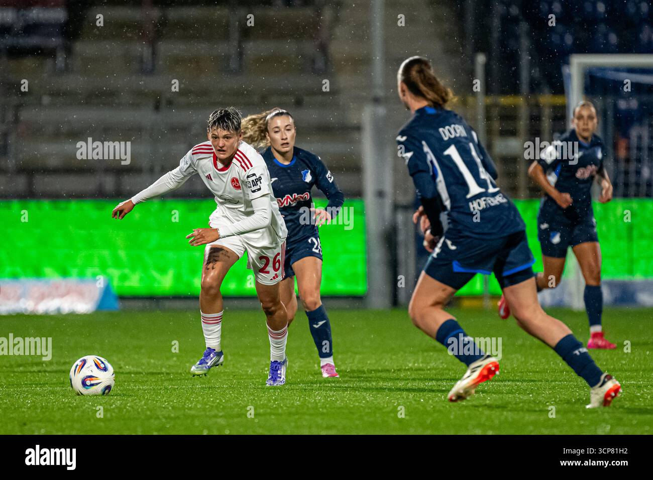 Janna Grimm (26; TSG) und Aneta Polaskova (26; FCN) im Zweikampf um den ...