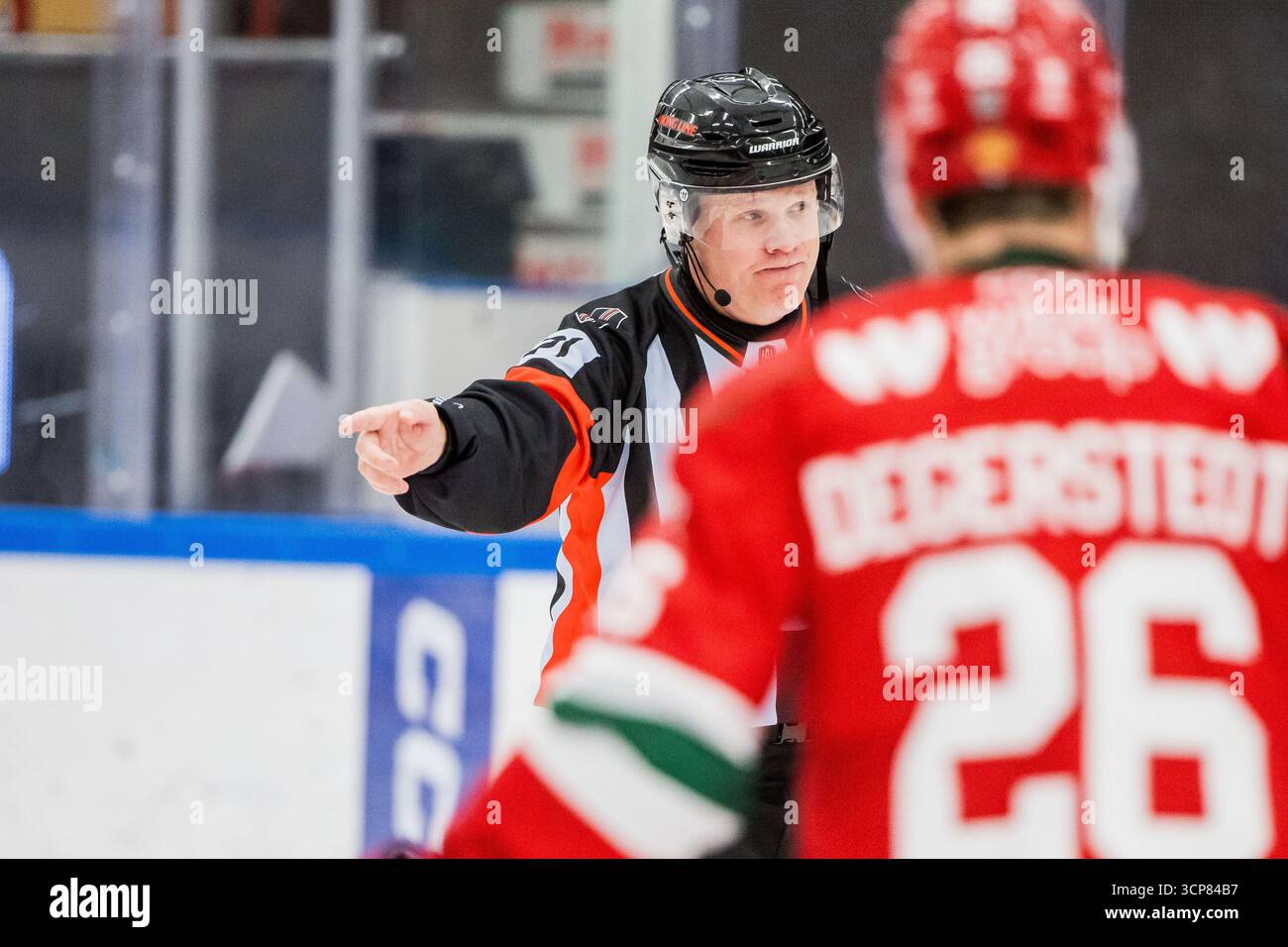 250924 Domare Anders Sandahl under ishockeymatchen i Hockeyallsvenskan ...