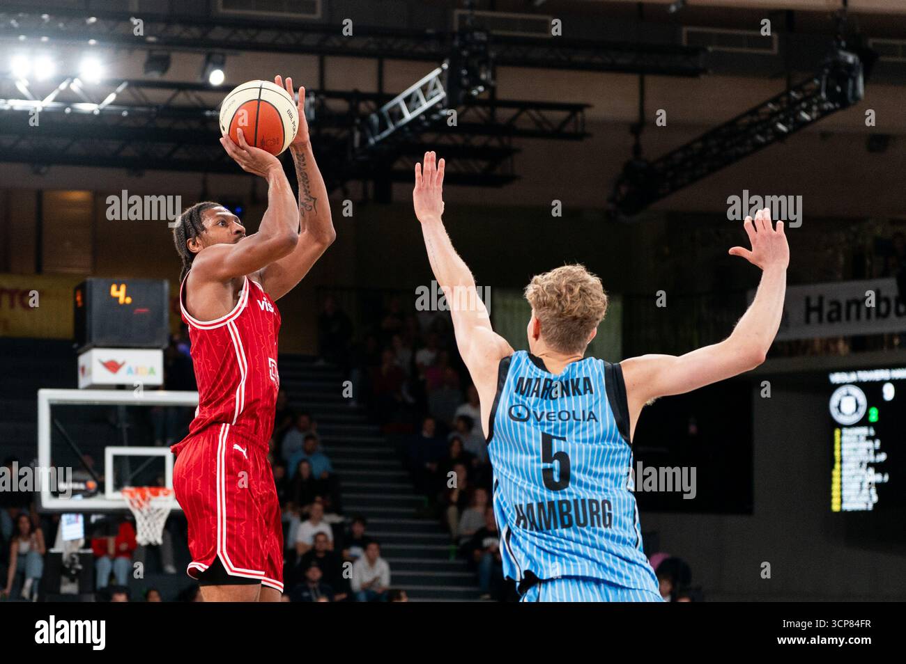 Demarcus Demonia (BMA365 Bamberg Baskets, #08) beim Wurf ueber Zsombor ...