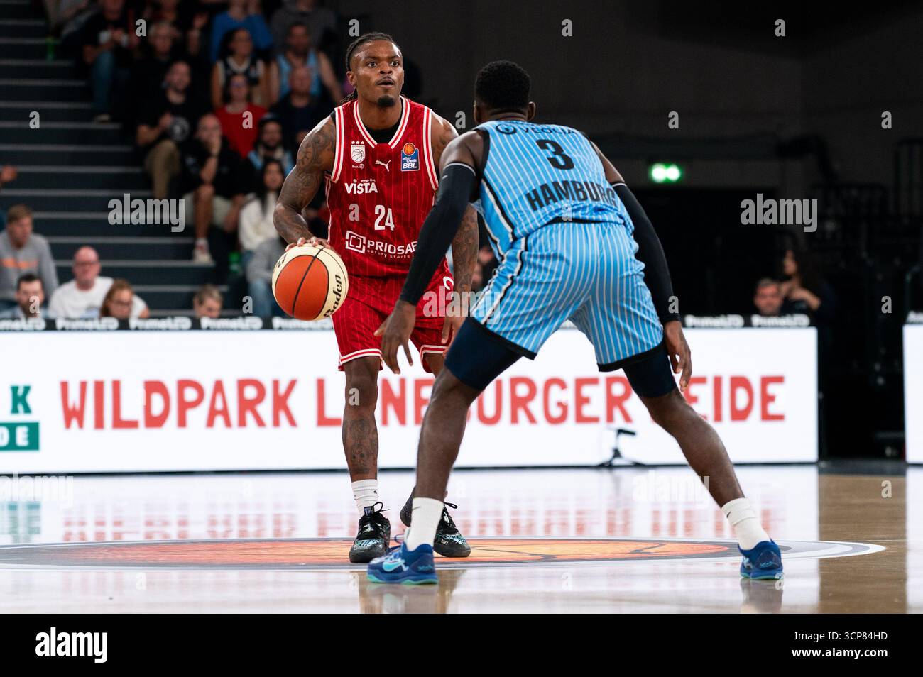 Cobe Williams (BMA365 Bamberg Baskets, #24) im Dribbling gegen Osaro ...