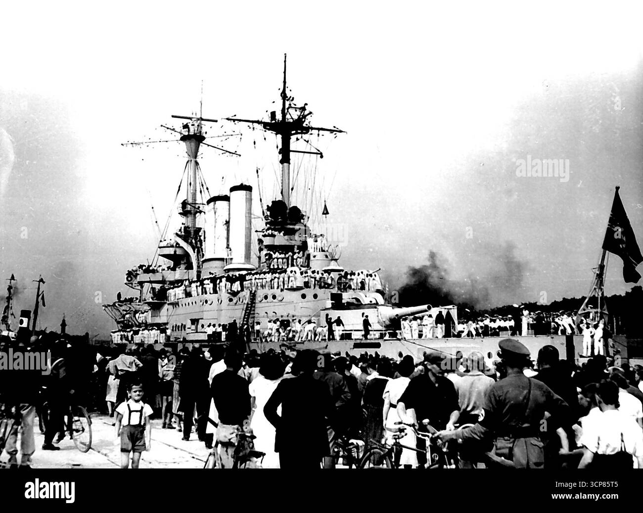 Danzig Comes German Training Ship - Crowds on the quay welcoming the ...