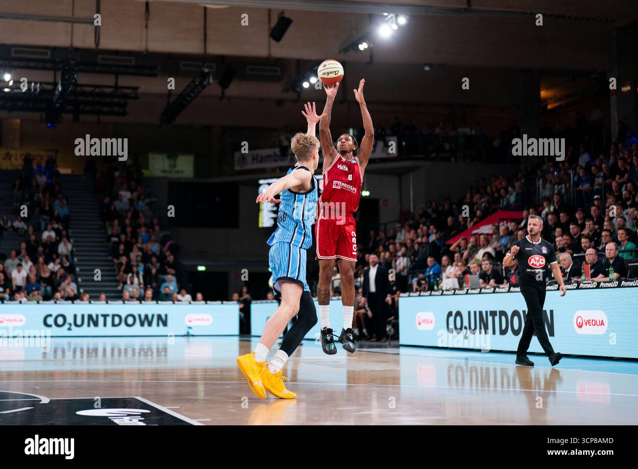 Demarcus Demonia (BMA365 Bamberg Baskets, #08) beim Wurf, Zsombor ...