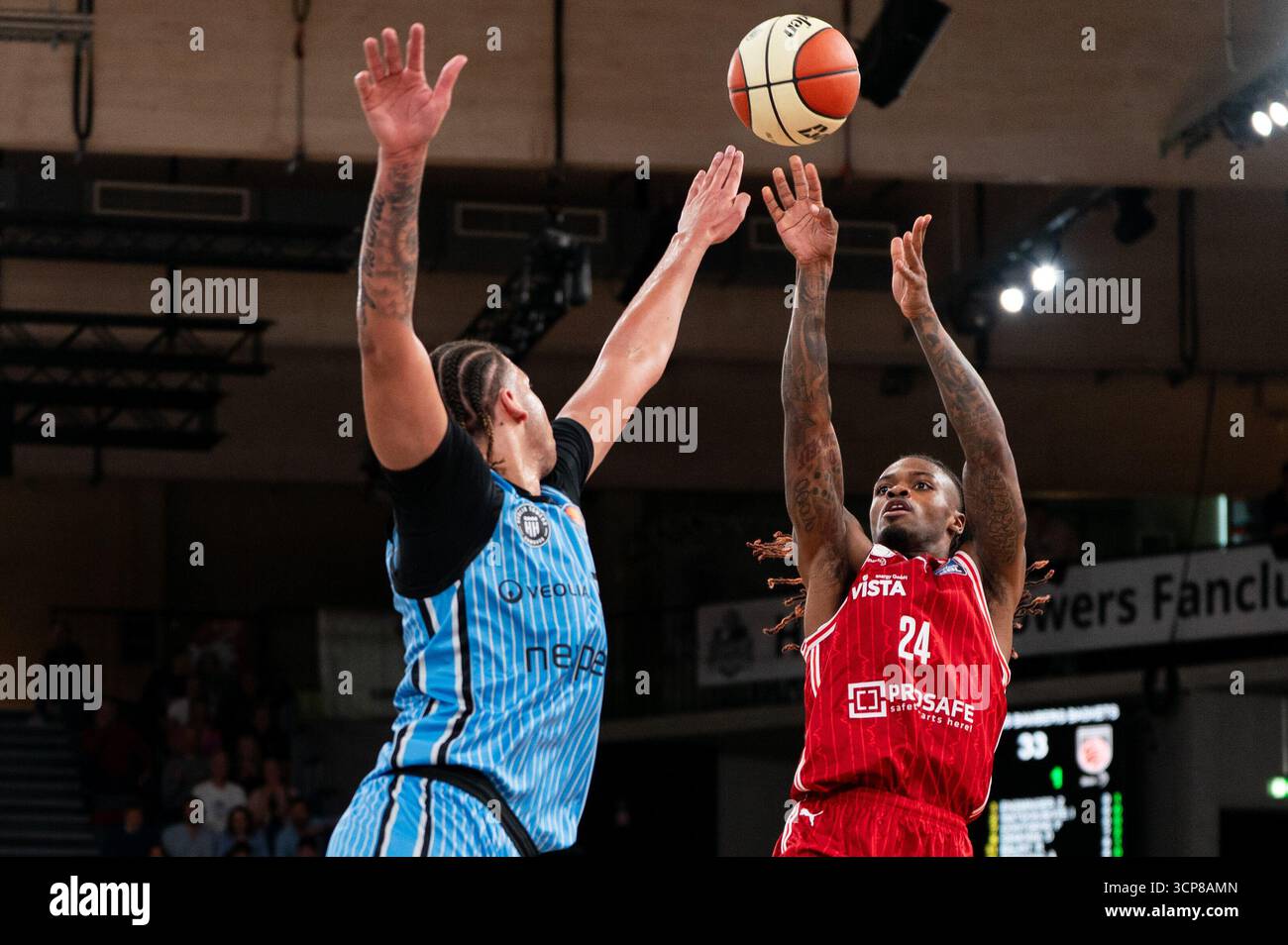 Cobe Williams (BMA365 Bamberg Baskets, #24) beim Wurf, Zacharie Perrin ...