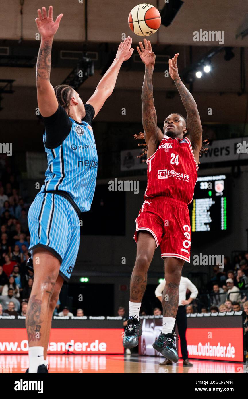 Cobe Williams (BMA365 Bamberg Baskets, #24) beim Wurf, Zacharie Perrin ...