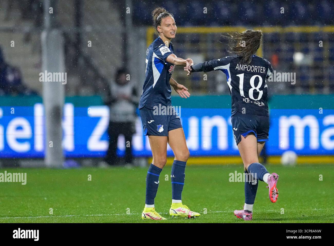 v.li.: Torschützin Franziska Harsch (TSG, 17), Valesca Ampoorter (TSG ...