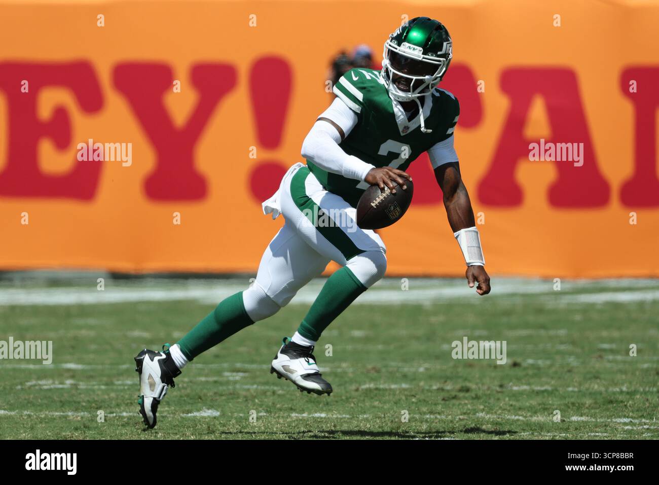 New York Jets quarterback Tyrod Taylor (2) looks to throw a pass ...