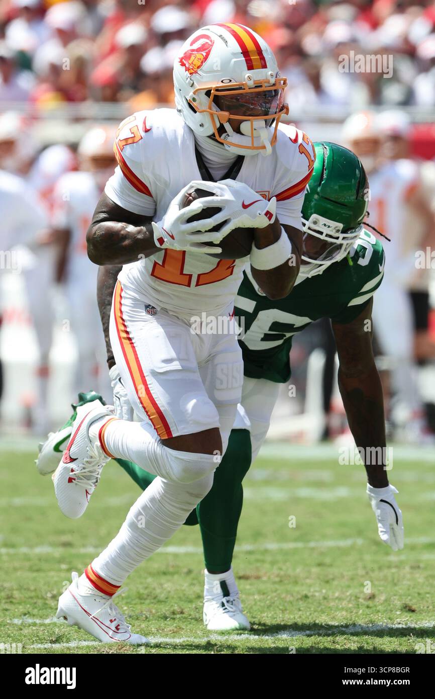 Tampa Bay Buccaneers wide receiver Sterling Shepard (17) runs the ball ...