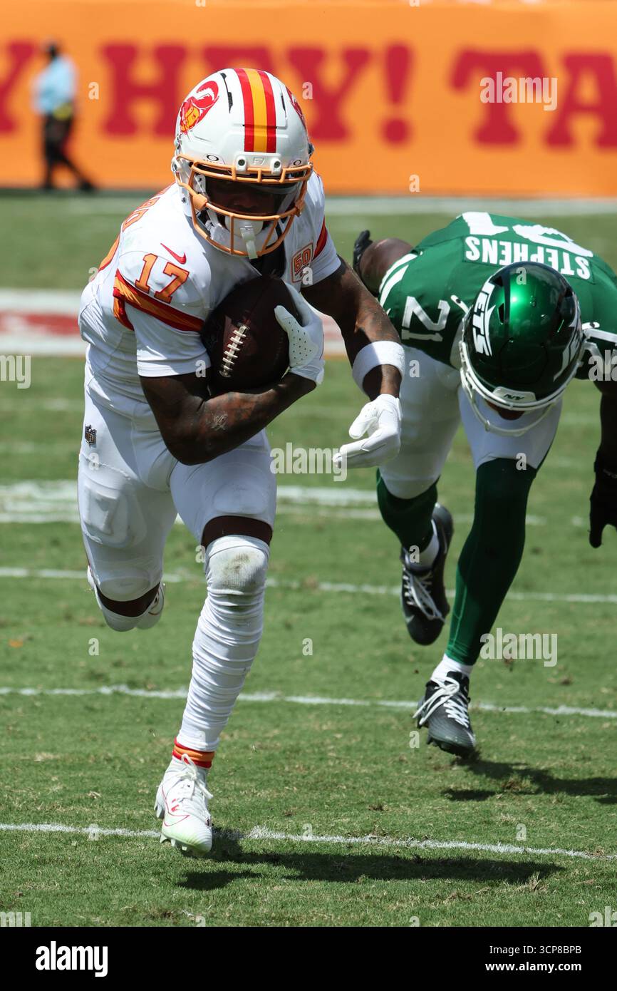 Tampa Bay Buccaneers wide receiver Sterling Shepard (17) runs the ball ...