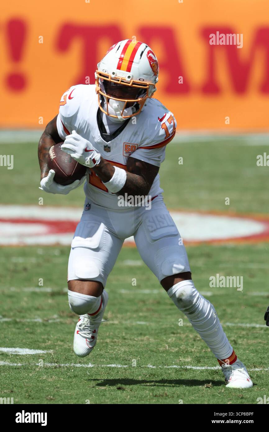 Tampa Bay Buccaneers wide receiver Sterling Shepard (17) runs the ball ...