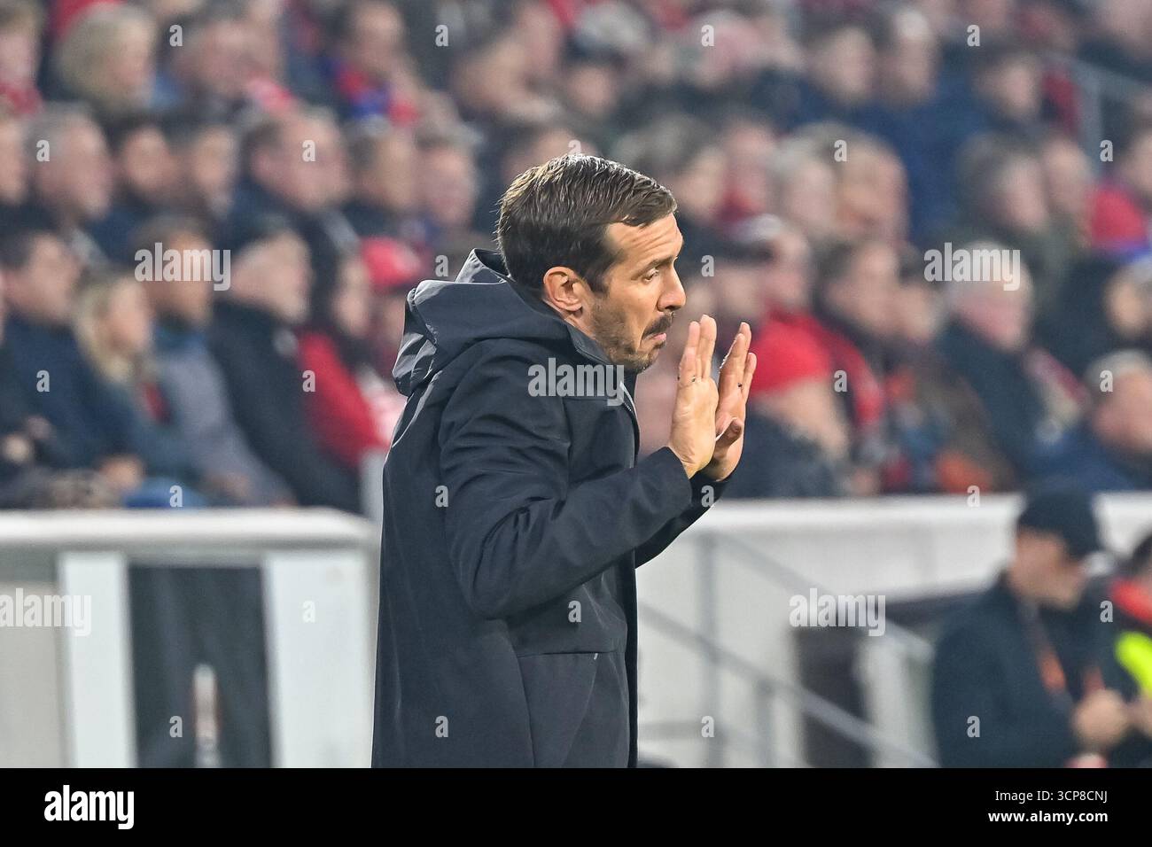 Julian Schuster (SC Freiburg, Trainer) mit Emotion GER, SC Freiburg ...