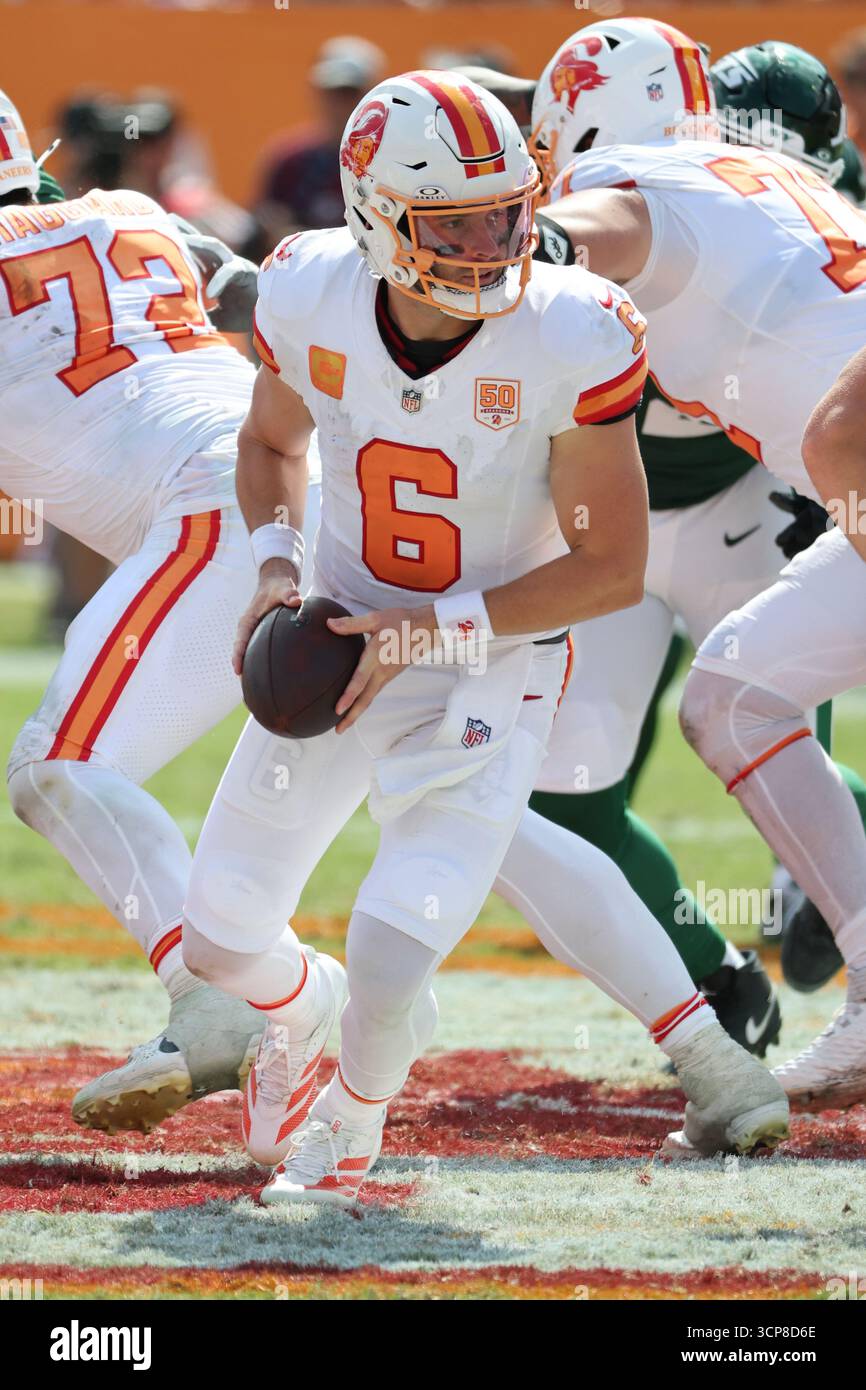 Tampa Bay Buccaneers quarterback Baker Mayfield (6) looks to hand off ...