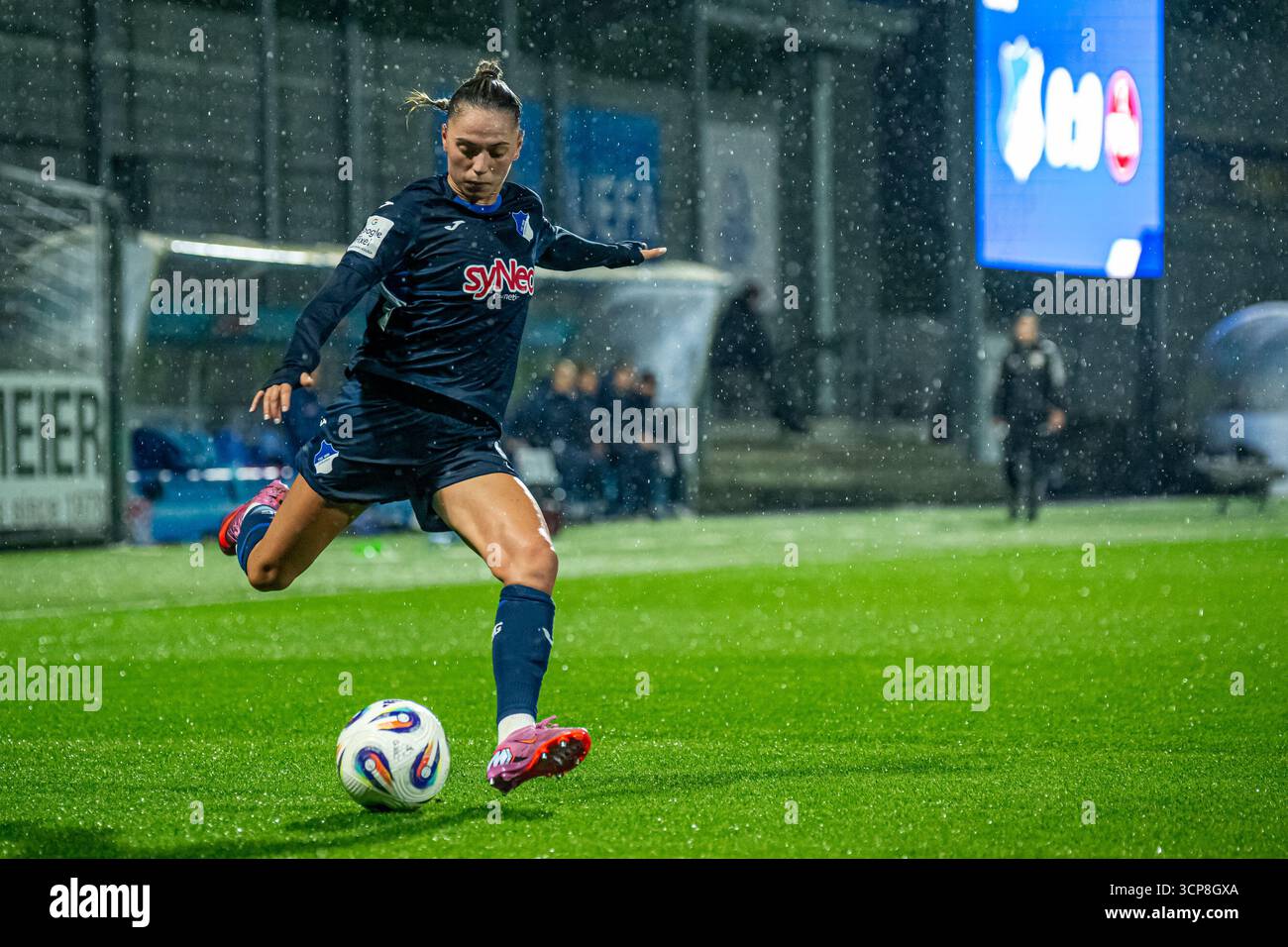 Jill Janssens (9; TSG) schie?t den Ball bei regnerischem Wetter GPFBL ...