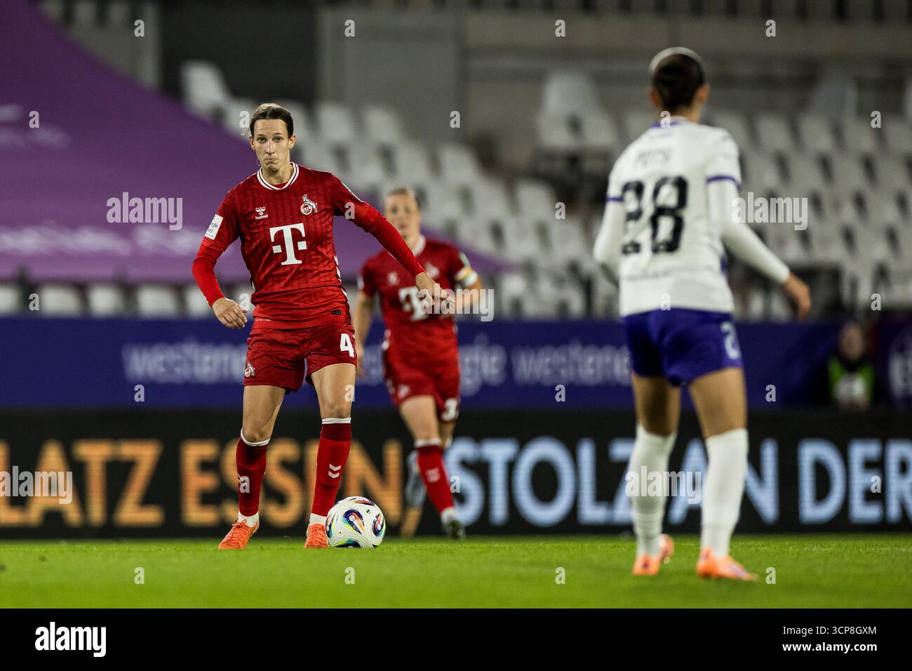 Sara Agrez (1. FC K?ln, 4) am Ball GOOGLE PIXEL Frauen Bundesliga, SGS ...