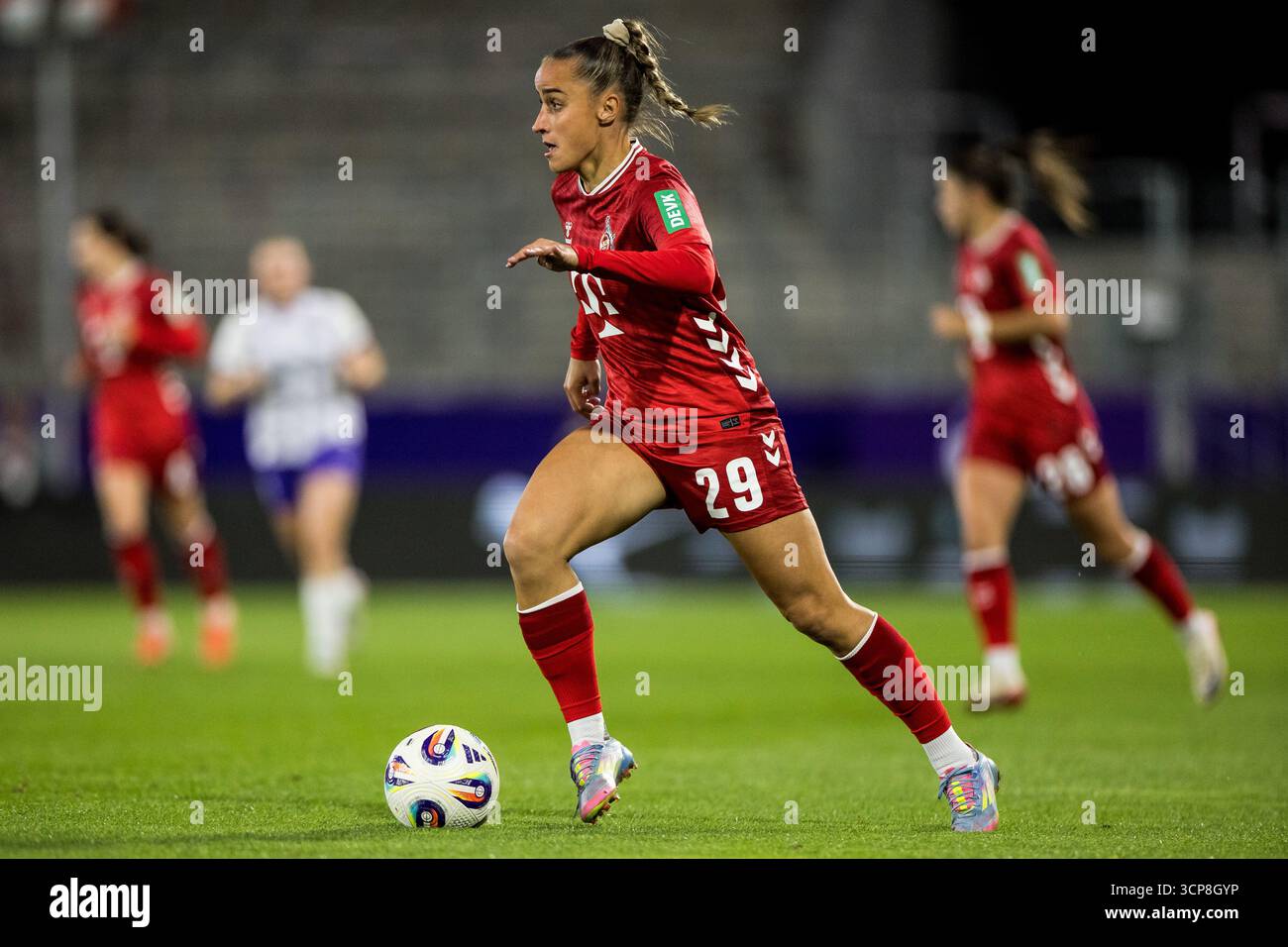 Vanessa Leimenstoll (1. FC K?ln, 29) am Ball GOOGLE PIXEL Frauen ...