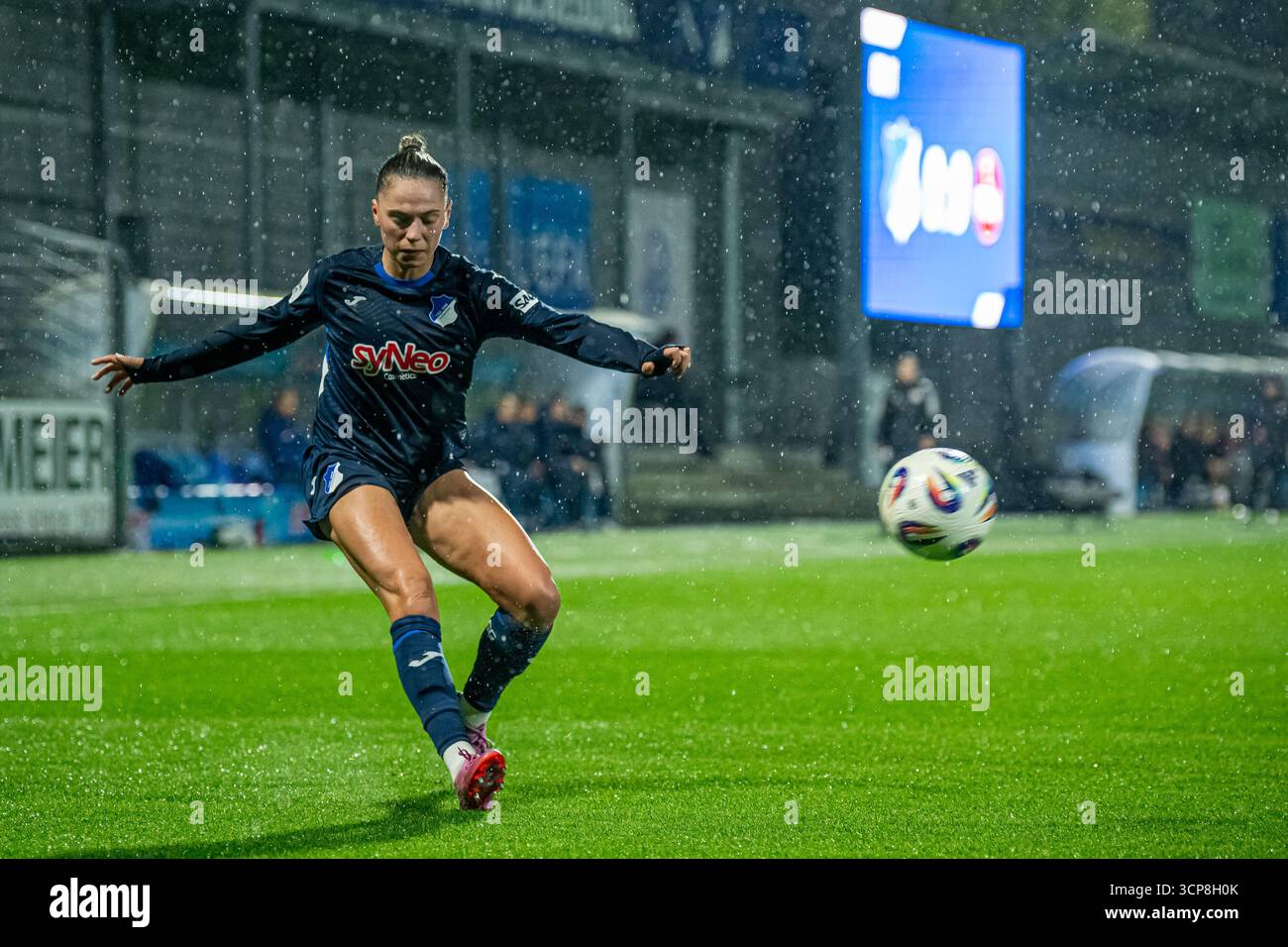 Jill Janssens (9; TSG) schie?t den Ball bei Regen GPFBL: TSG Hoffenheim ...