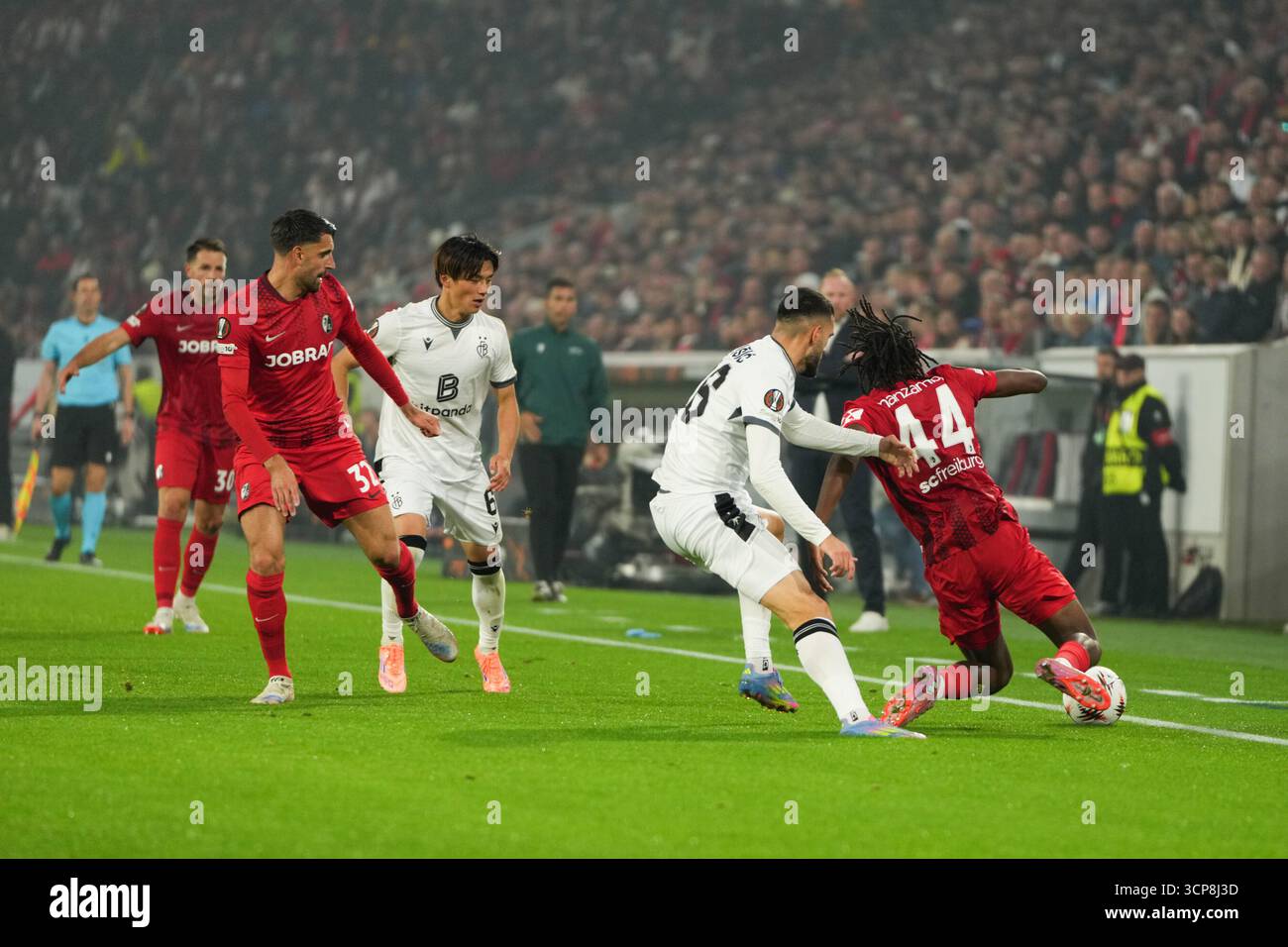 Riccardo Calafiori (FC Basel, 26) der Johan Manzambi (SC Freiburg, 44 ...