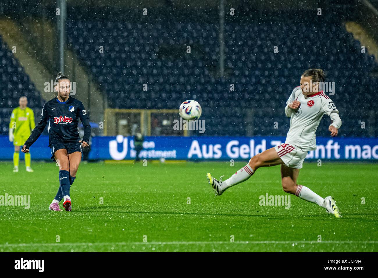 Jill Janssens (9; TSG) im Zweikampf mit Nastassja Lein (24; FCN) um den ...