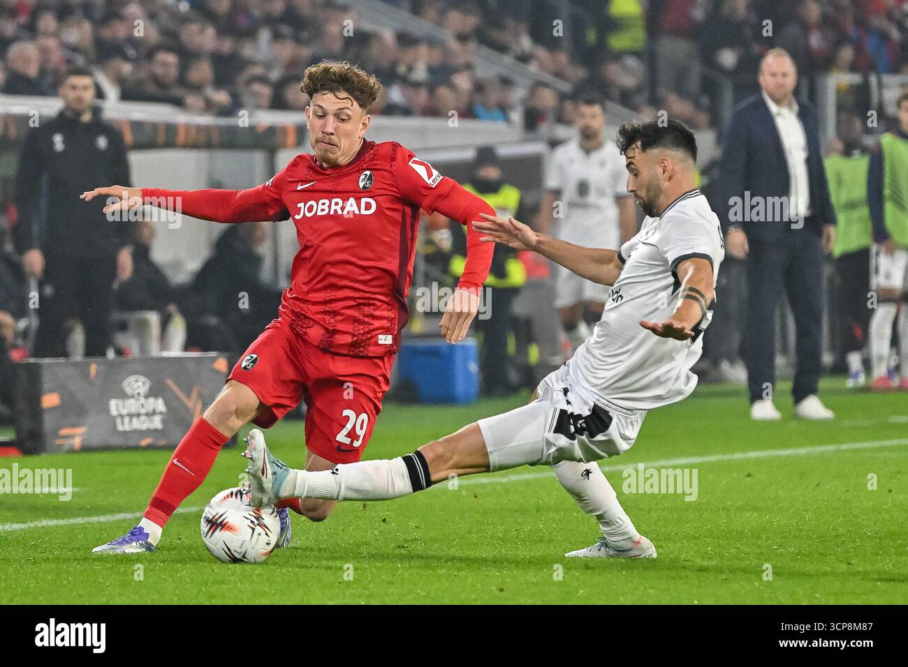 Dominik Schmid (FC Basel, #31) graescht/grätscht nach dem Ball bei ...