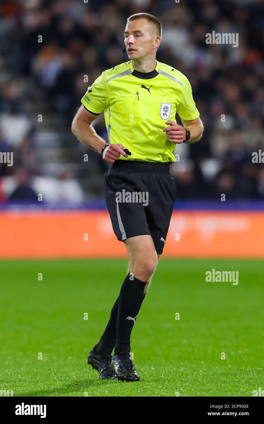 Referee Michael Salisbury during the Huddersfield Town AFC v Manchester ...