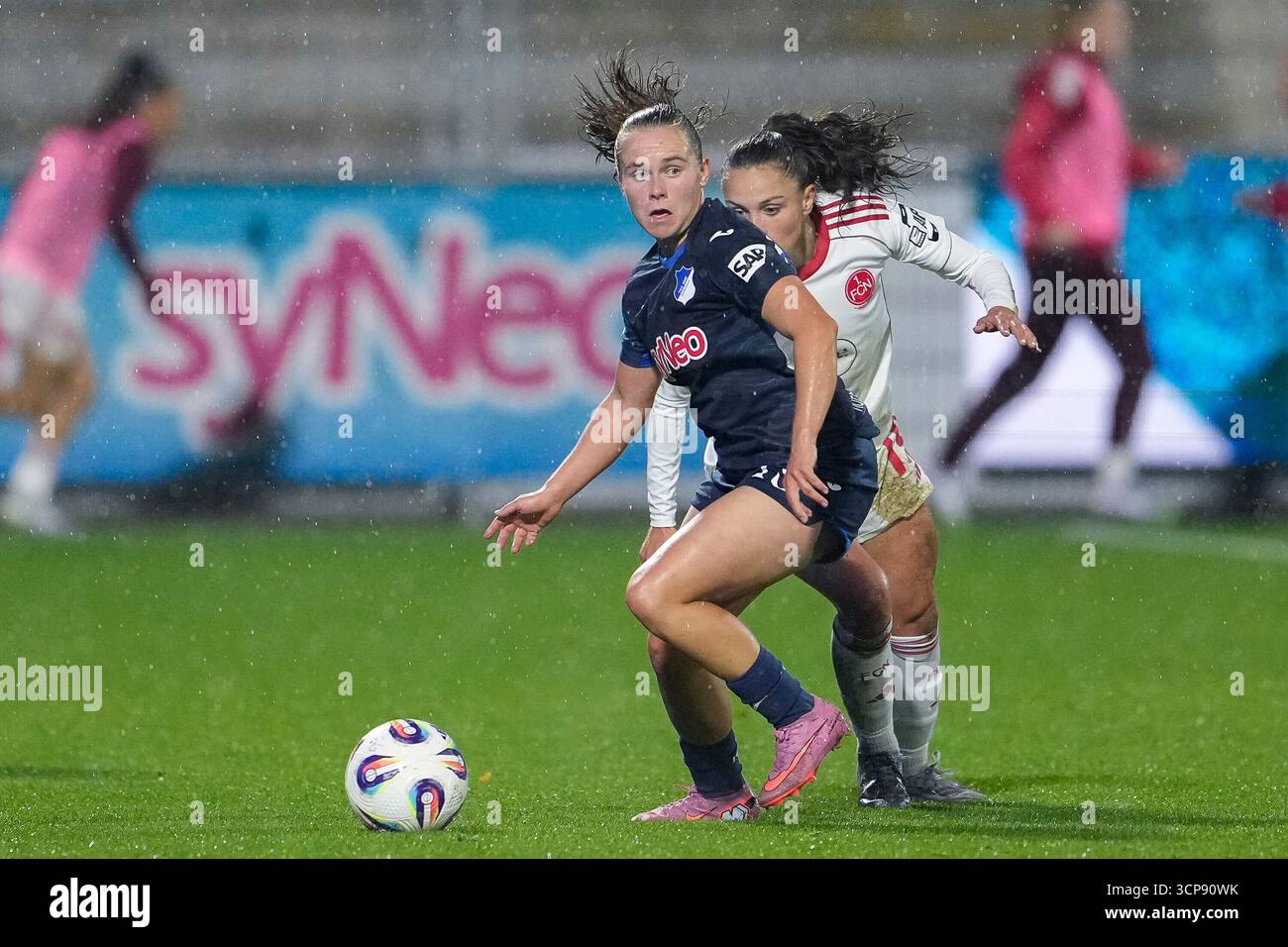 v.li.: Marie Steiner (TSG, 19), Sanja Homann (FCN, 19), Zweikampf, Spielszene, Duell, duel ...