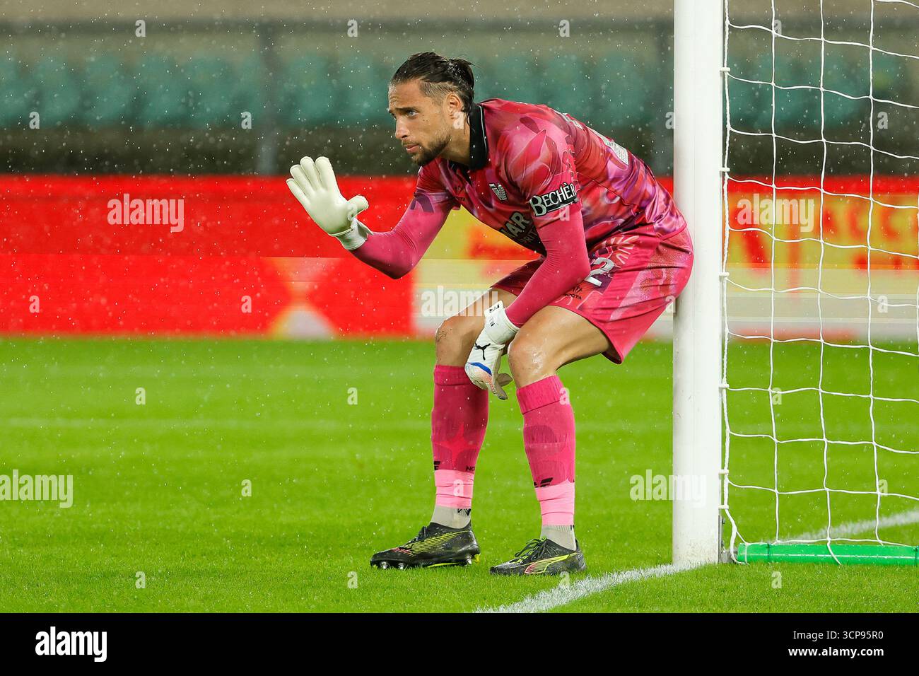 Verona, Italy. 24th Sep, 2025. Alessandro Plizzari of Venezia FC ...