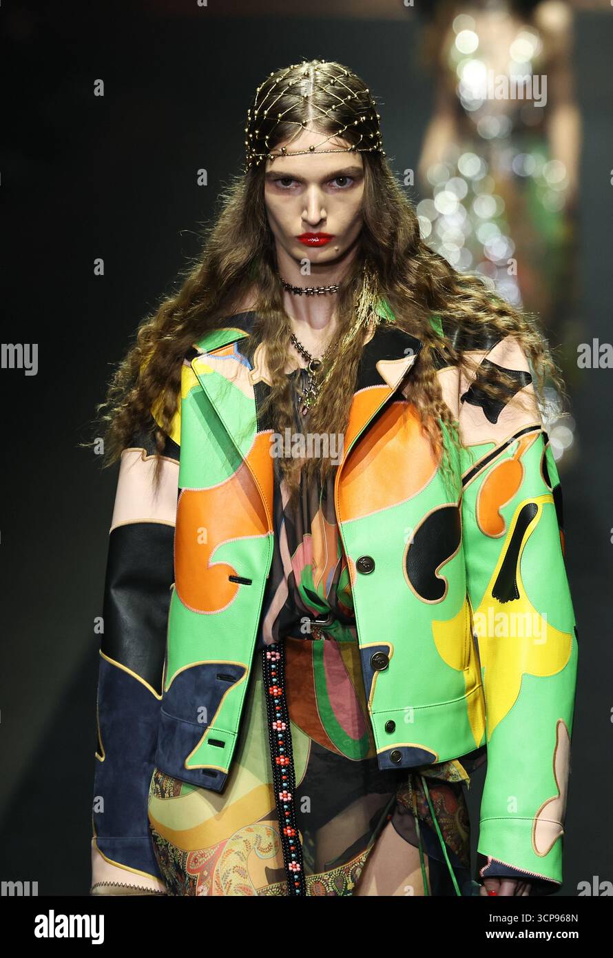 (250925) -- MILAN, Sept. 25, 2025 (Xinhua) -- A model presents a ...
