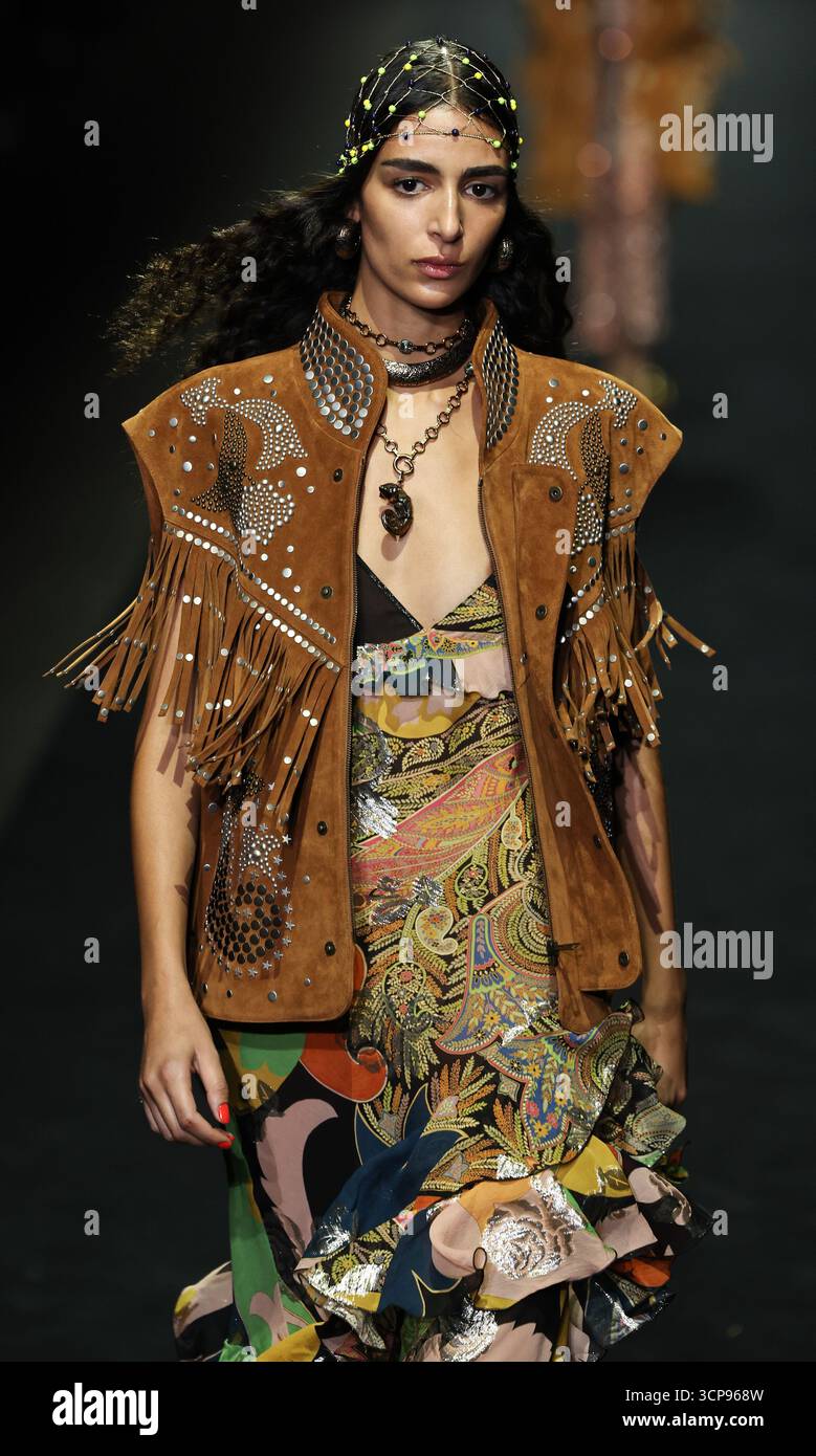 (250925) -- MILAN, Sept. 25, 2025 (Xinhua) -- A model presents a ...