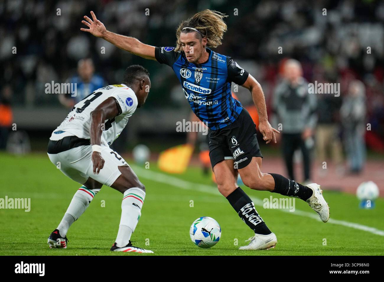 Claudio Spinelli of Ecuador's Independiente del Valle, right, and Kevin ...