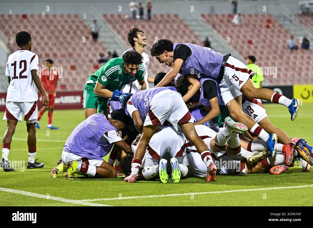 (250925) -- DOHA, Sept. 25, 2025 (Xinhua) -- Players of Qatar celebrate ...