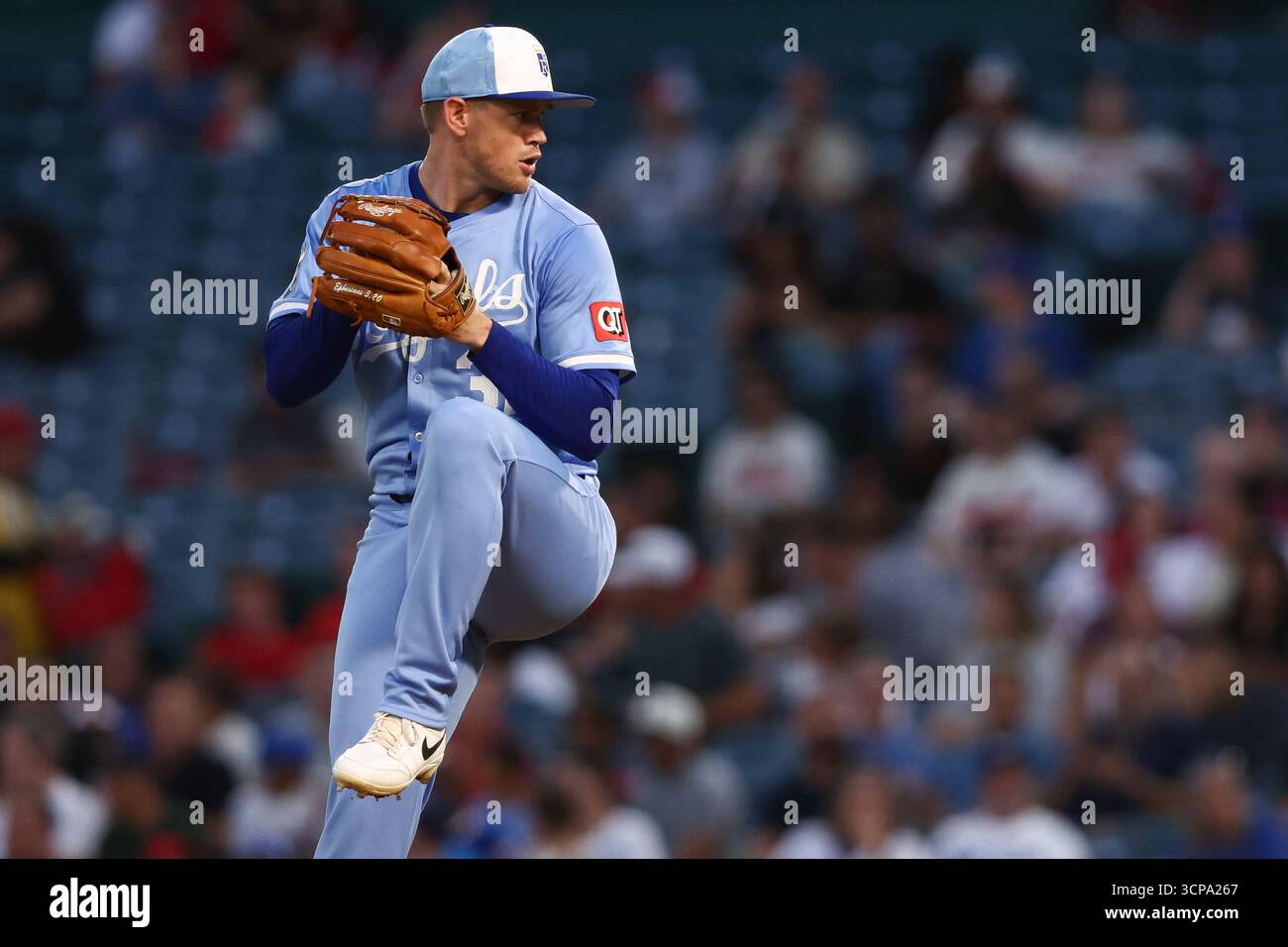 Kansas City Royals pitcher Stephen Kolek prepares to throw to a Los ...