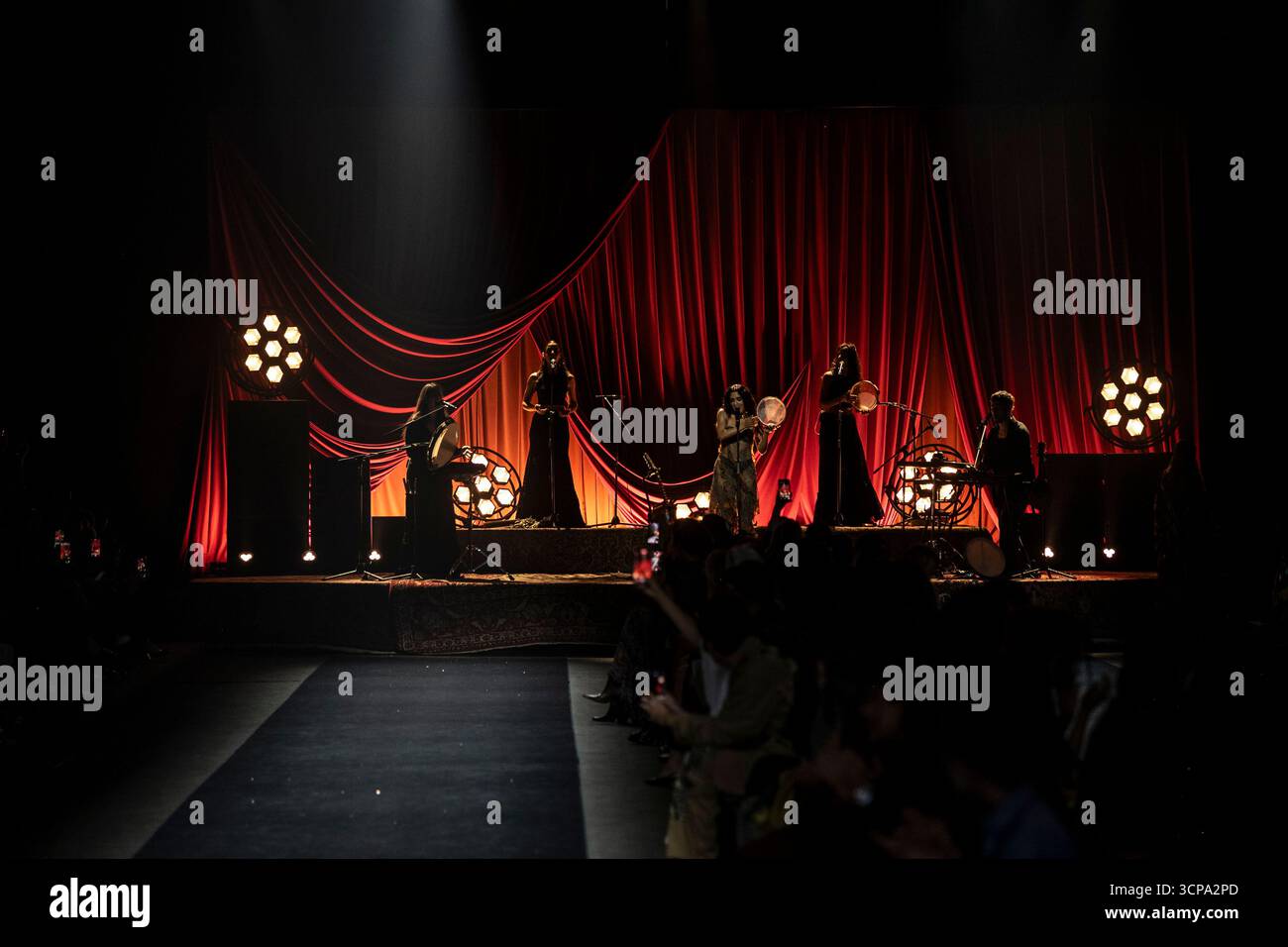 Milan Fashion Week - Women S/S 2026 Etro Fashion Show Vibes Milan ...