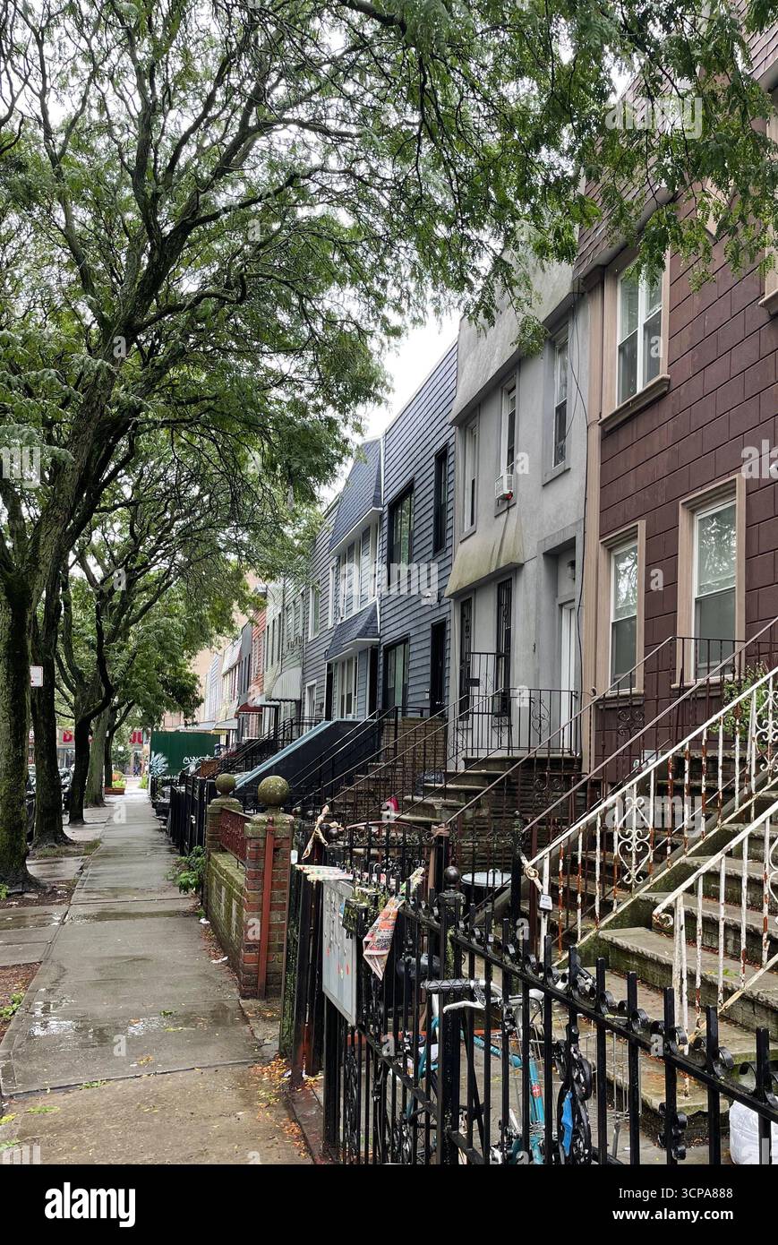 Side street in brooklyn hi-res stock photography and images - Alamy