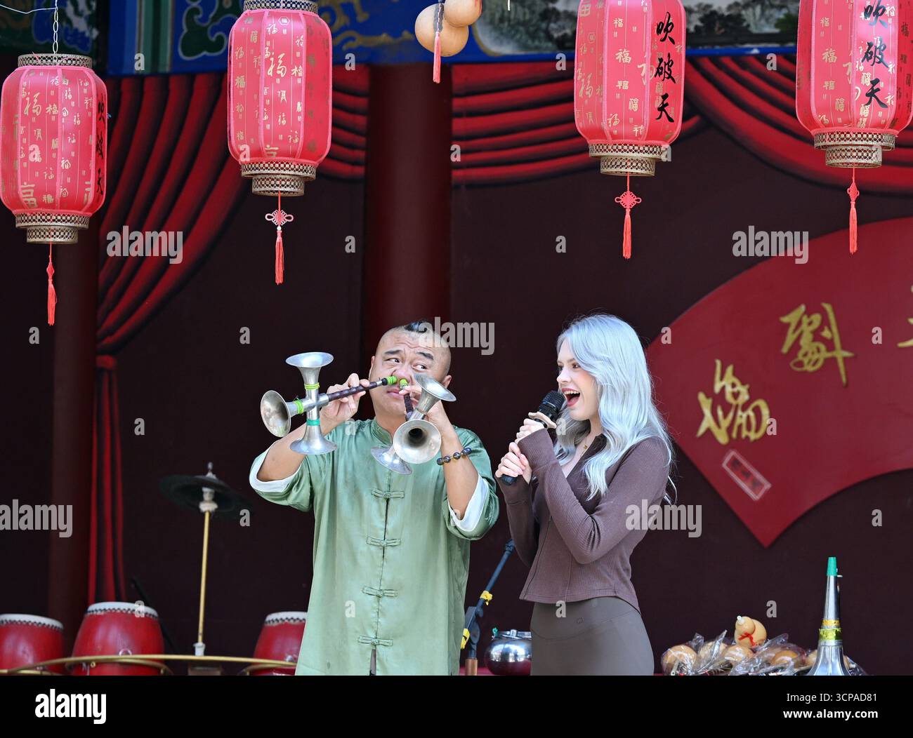 (250925) -- CANGZHOU, Sept. 25, 2025 (Xinhua) -- A tourist from Russia ...