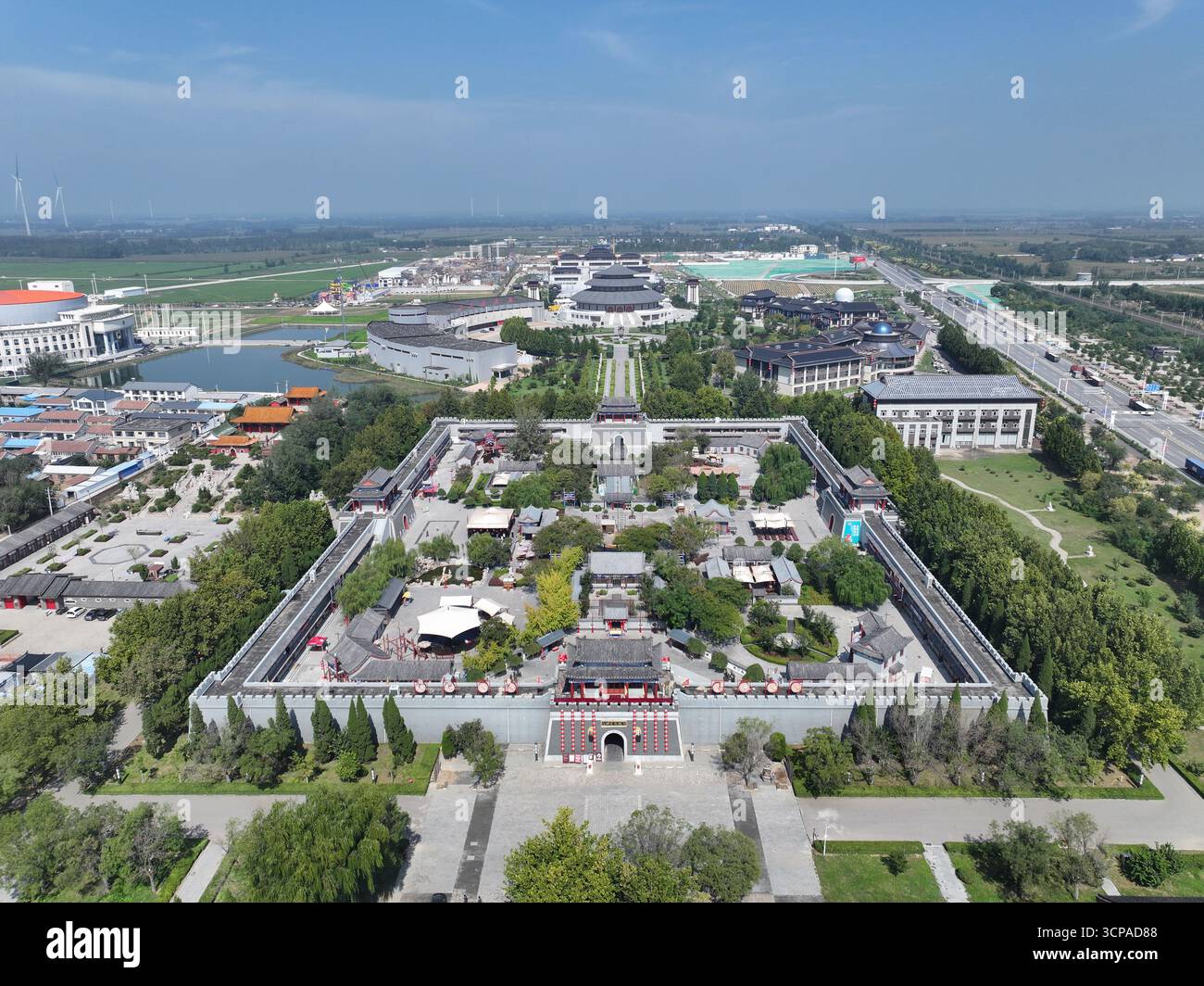 (250925) -- CANGZHOU, Sept. 25, 2025 (Xinhua) -- An aerial drone photo ...