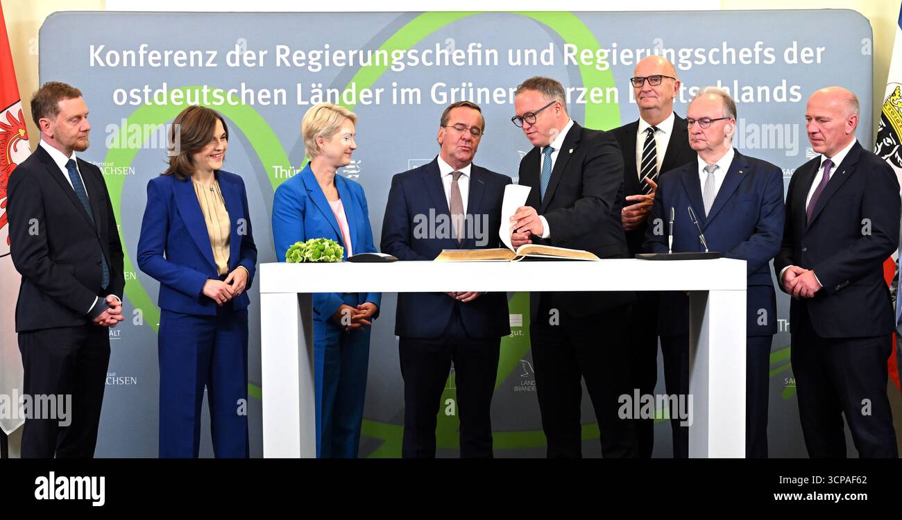 25 September 2025, Thuringia, Ettersburg: Michael Kretschmer (l-r, CDU ...