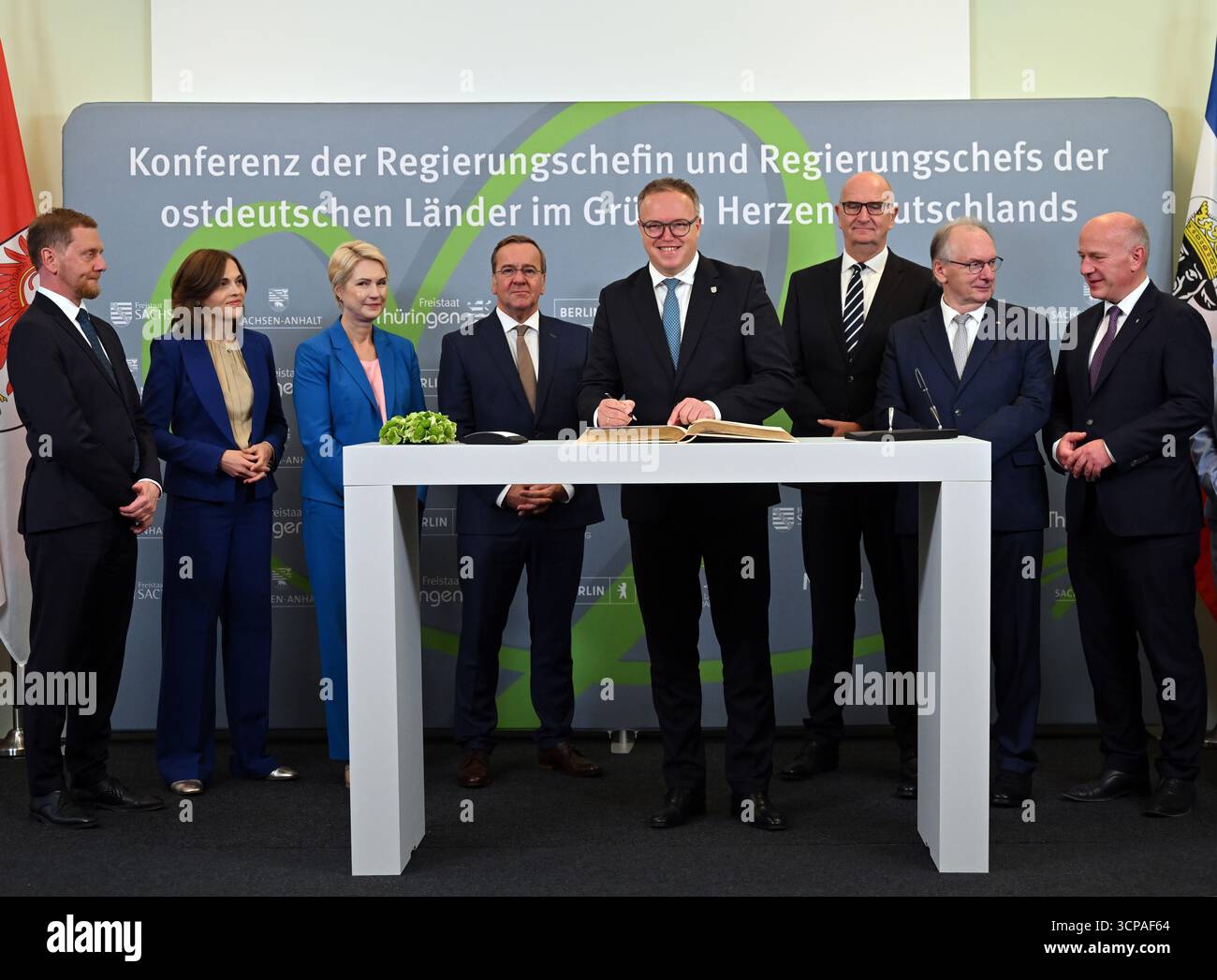 25 September 2025, Thuringia, Ettersburg: Michael Kretschmer (l-r, CDU ...