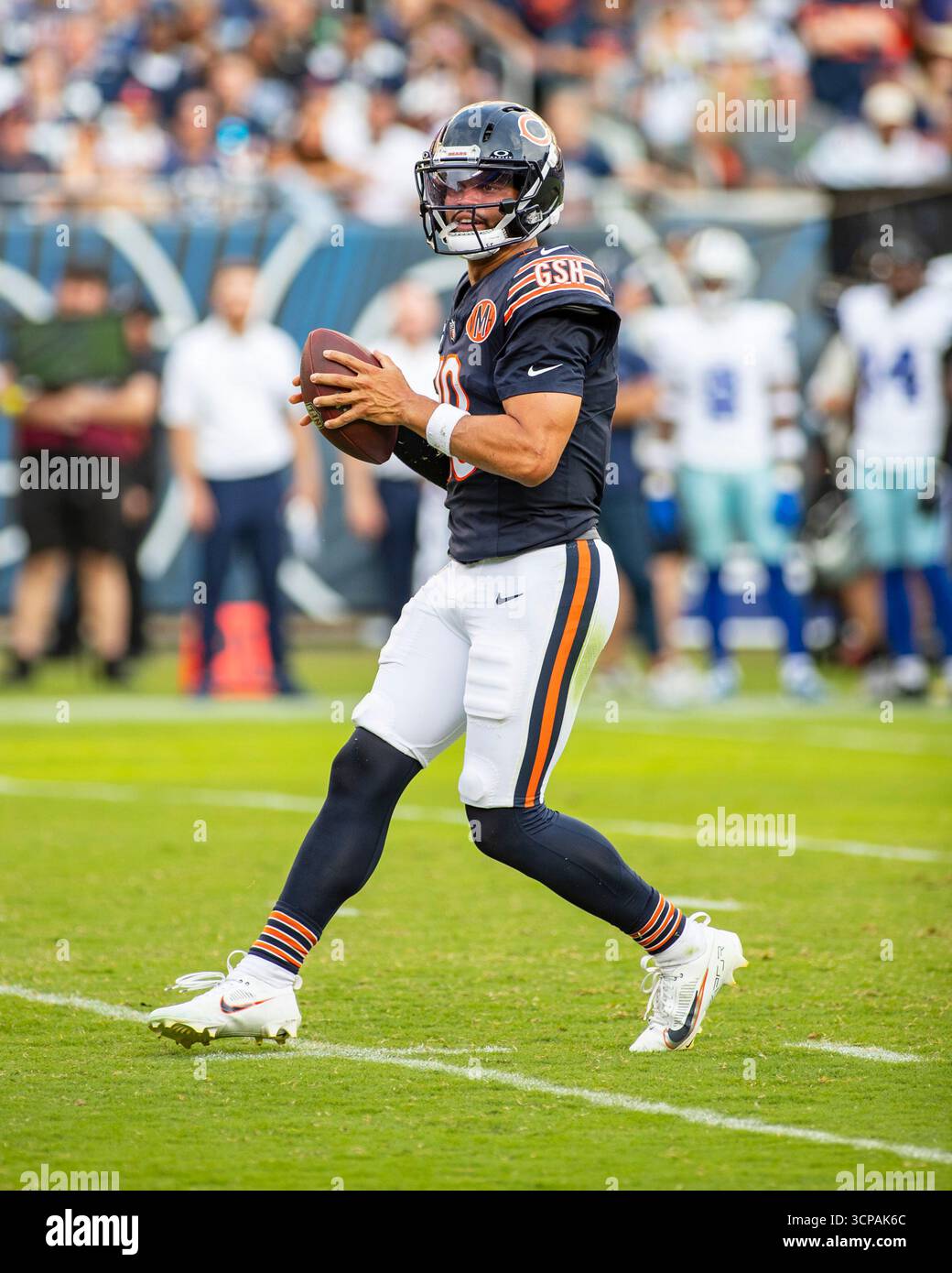 Chicago, IL, USA. 21st Sep, 2025. Chicago Bears Quarterback Caleb Williams (18) runs with the ...