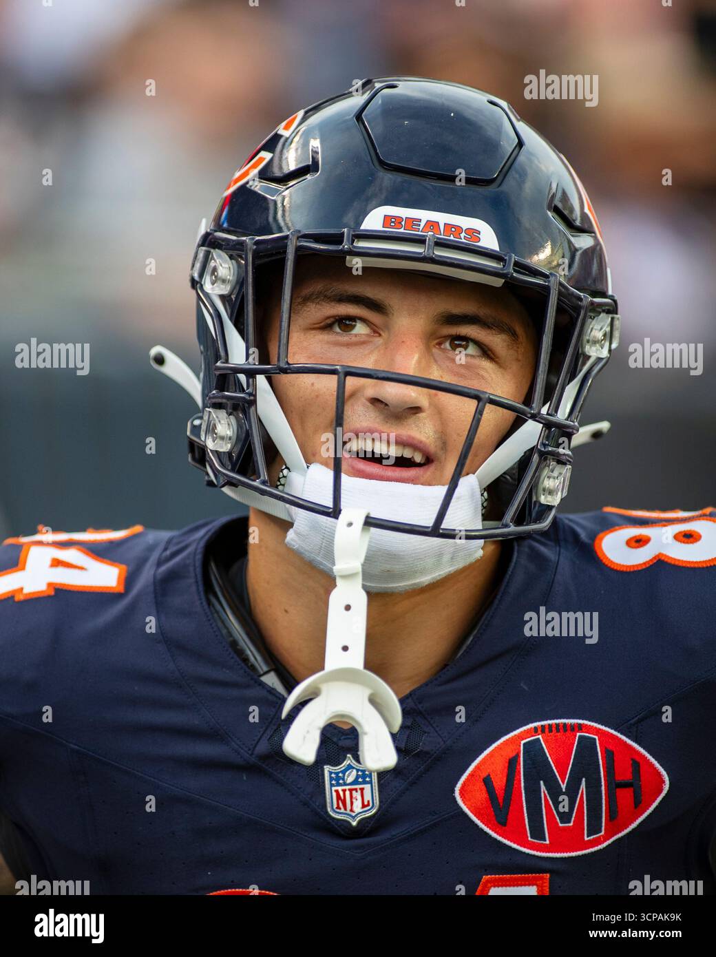 Chicago, IL, USA. 21st Sep, 2025. Chicago Bears Colston Loveland (84) takes a break during the ...