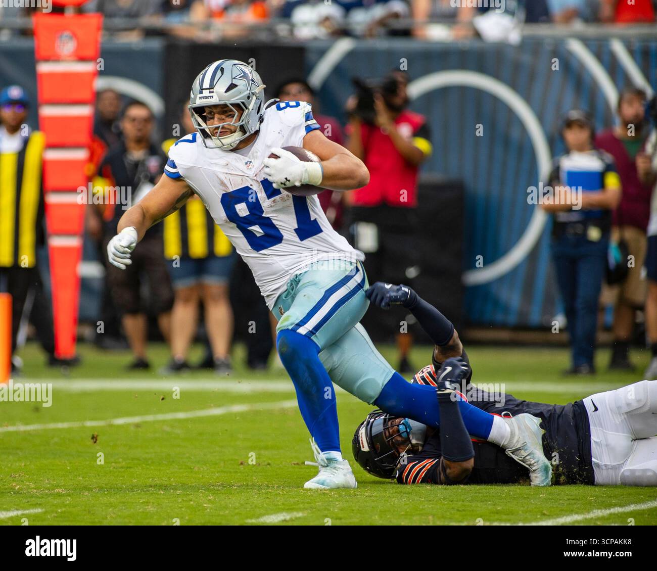 Chicago, IL, USA. 21st Sep, 2025. Chicago Bears Jaquan Brisker (9 ...